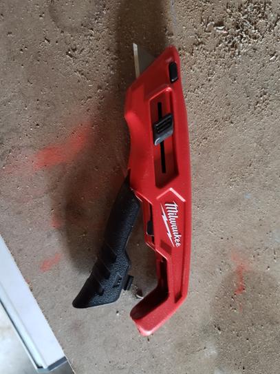 Milwaukee Slide-Out Utility Knives with General Purpose Blade Storage ...